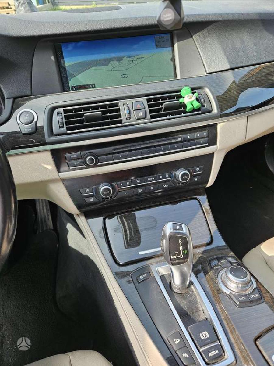Black BMW 530 2011 in Kaunas, with an engine capacity of 2.99 L and mileage of 393 thousand km for 6000 €, photo 10 on AUTOMOTO.COM.LV