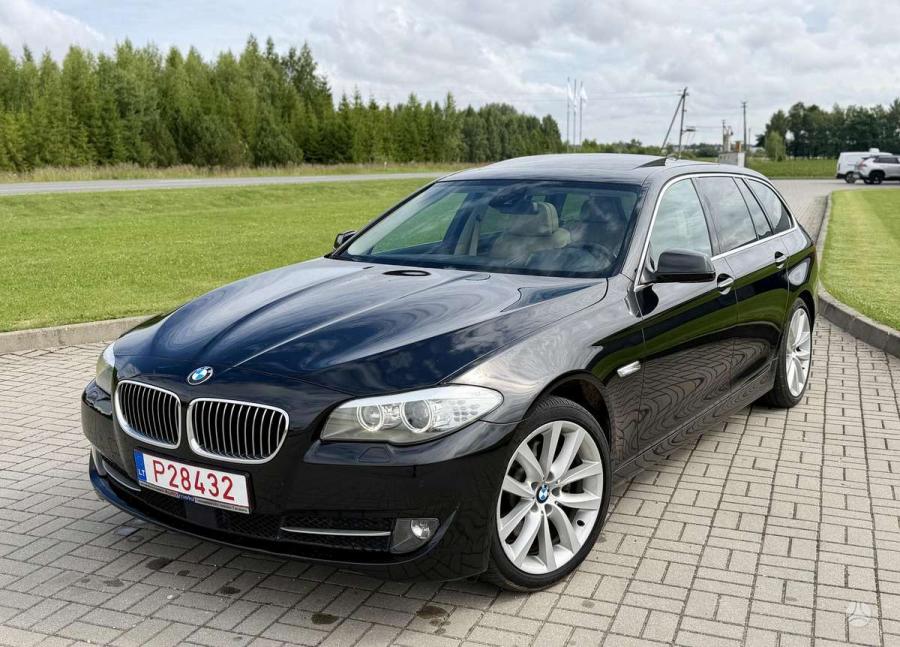Black BMW 530 2011 in Vilnius, with an engine capacity of 2.99 L and mileage of 323 thousand km for 8250 €, photo 6 on AUTOMOTO.COM.LV