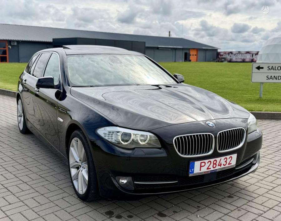 Black BMW 530 2011 in Vilnius, with an engine capacity of 2.99 L and mileage of 323 thousand km for 8250 €, photo 8 on AUTOMOTO.COM.LV