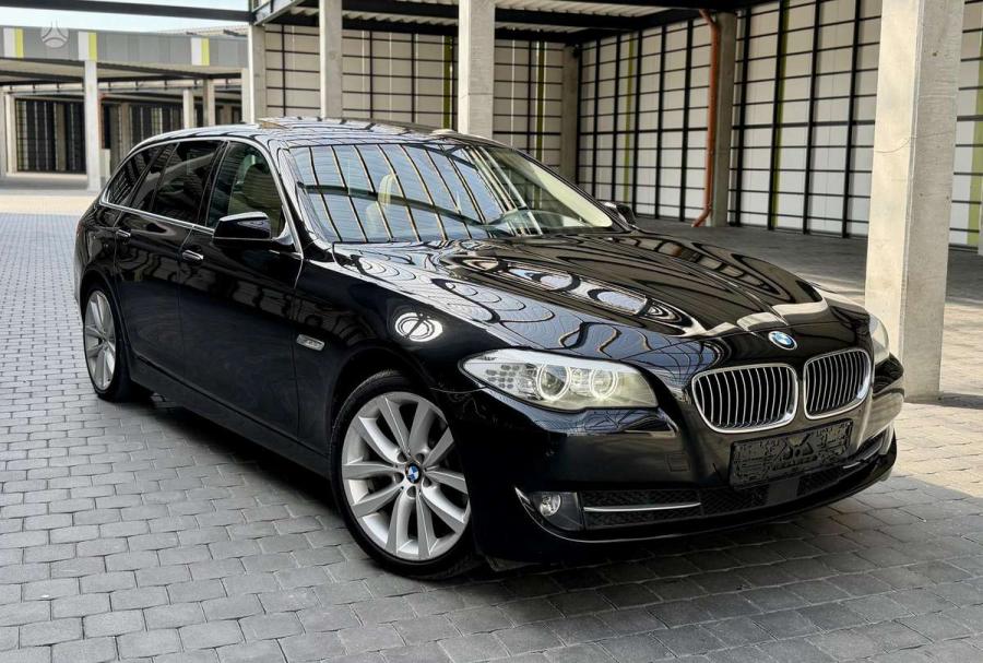Black BMW 530 2011 in Vilnius, with an engine capacity of 2.99 L and mileage of 323 thousand km for 8250 €, photo 11 on AUTOMOTO.COM.LV