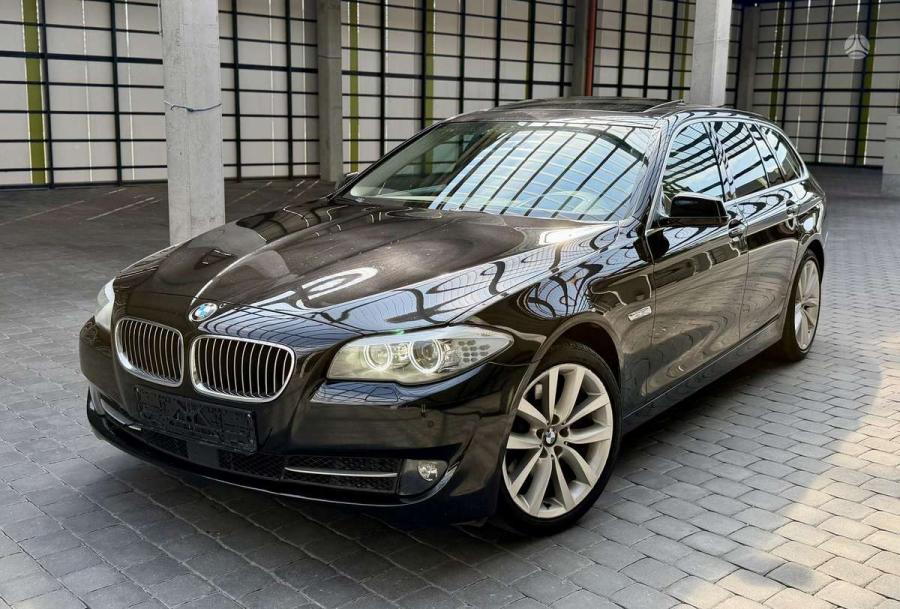 Black BMW 530 2011 in Vilnius, with an engine capacity of 2.99 L and mileage of 323 thousand km for 8250 €, photo 12 on AUTOMOTO.COM.LV