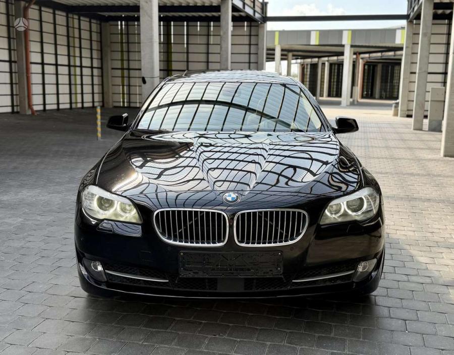 Black BMW 530 2011 in Vilnius, with an engine capacity of 2.99 L and mileage of 323 thousand km for 8250 €, photo 13 on AUTOMOTO.COM.LV