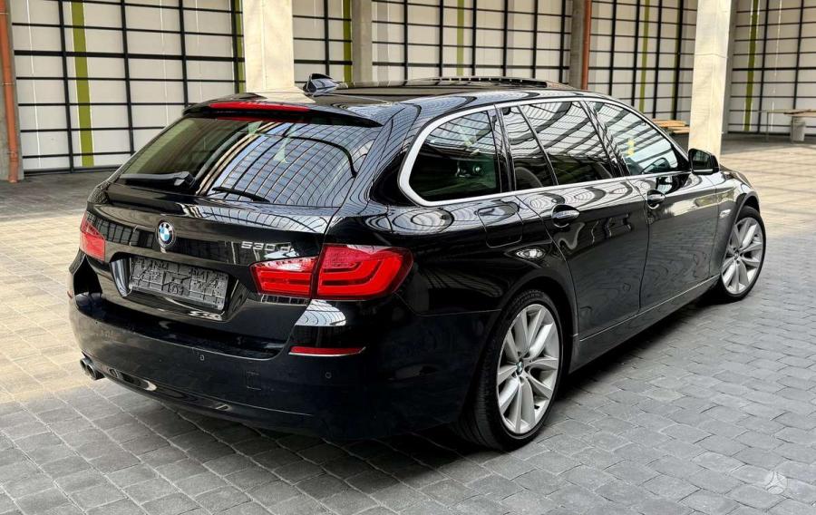 Black BMW 530 2011 in Vilnius, with an engine capacity of 2.99 L and mileage of 323 thousand km for 8250 €, photo 17 on AUTOMOTO.COM.LV