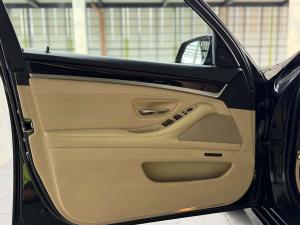 Black BMW 530 2011 in Vilnius, with an engine capacity of 2.99 L and mileage of 323 thousand km for 8250 €, photo 26 on AUTOMOTO.COM.LV