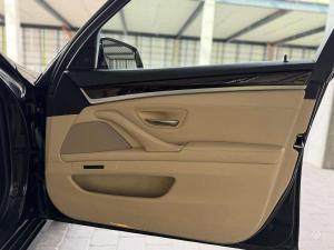 Black BMW 530 2011 in Vilnius, with an engine capacity of 2.99 L and mileage of 323 thousand km for 8250 €, photo 41 on AUTOMOTO.COM.LV