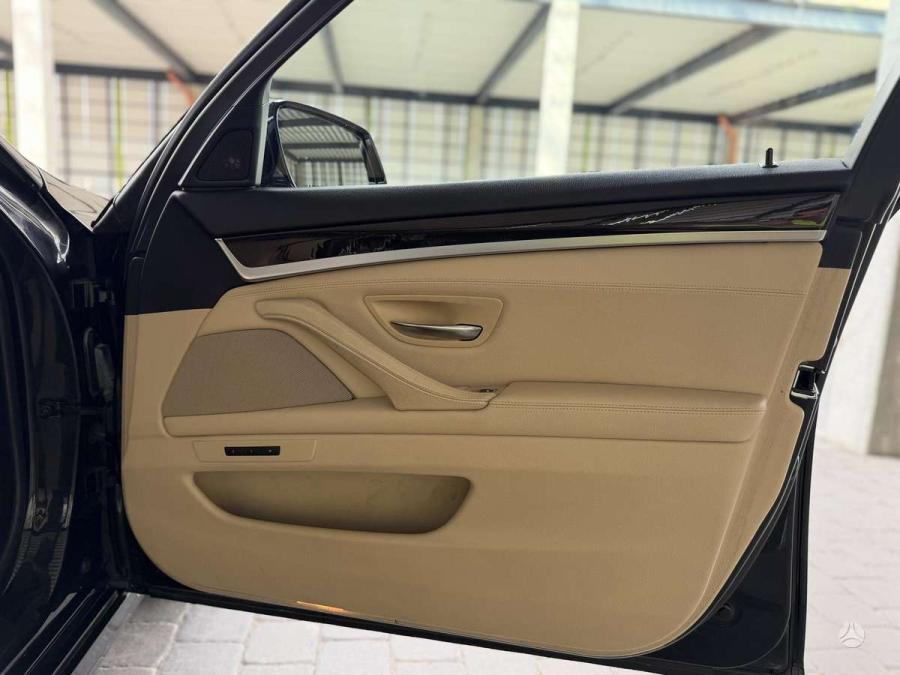 Black BMW 530 2011 in Vilnius, with an engine capacity of 2.99 L and mileage of 323 thousand km for 8250 €, photo 41 on AUTOMOTO.COM.LV