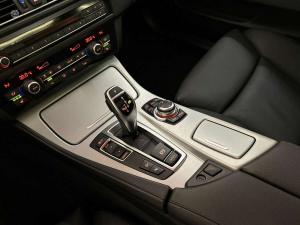 Black BMW 530 2011 in Marijampole, with an engine capacity of 2.99 L and mileage of 271 thousand km for 9850 €, photo 4 on AUTOMOTO.COM.LV