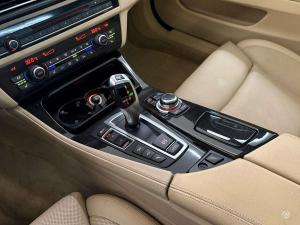 Black BMW 530 2011 in Marijampole, with an engine capacity of 2.99 L and mileage of 272 thousand km for 10850 €, photo 4 on AUTOMOTO.COM.LV