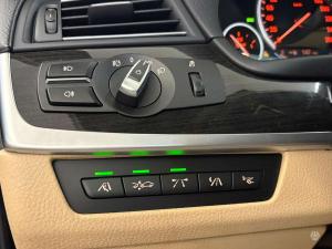 Black BMW 530 2011 in Marijampole, with an engine capacity of 2.99 L and mileage of 272 thousand km for 10850 €, photo 5 on AUTOMOTO.COM.LV