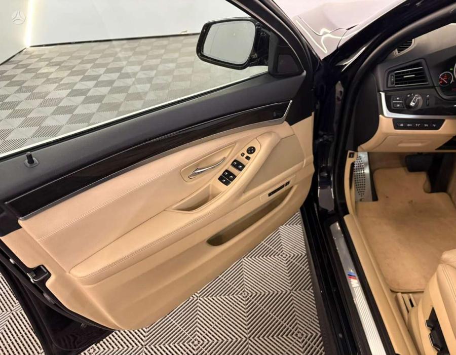 Black BMW 530 2011 in Marijampole, with an engine capacity of 2.99 L and mileage of 272 thousand km for 10850 €, photo 9 on AUTOMOTO.COM.LV