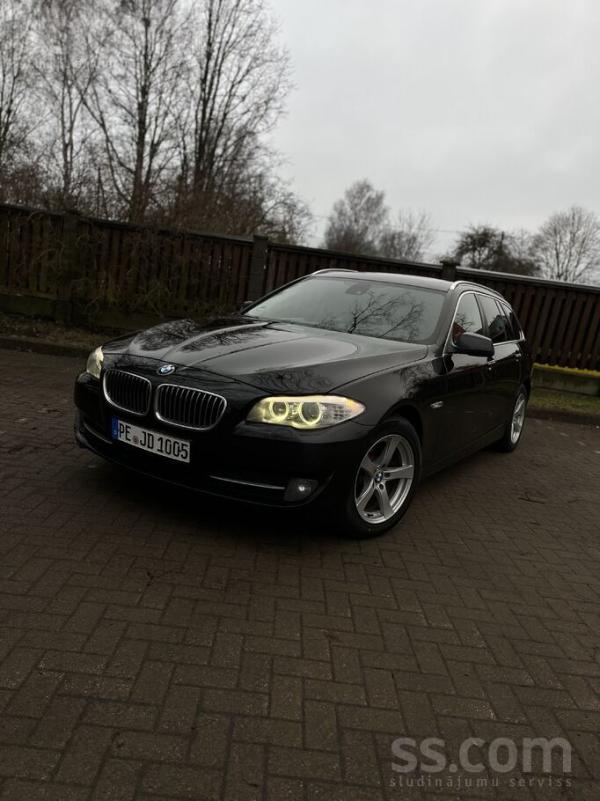Black BMW 530 2012 in Riga, with an engine capacity of 3.00 L and mileage of 268 thousand km for 8490 €, photo 2 on AUTOMOTO.COM.LV