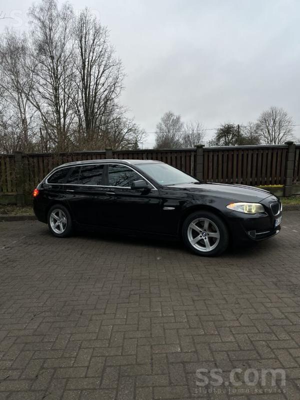 Black BMW 530 2012 in Riga, with an engine capacity of 3.00 L and mileage of 268 thousand km for 8490 €, photo 4 on AUTOMOTO.COM.LV