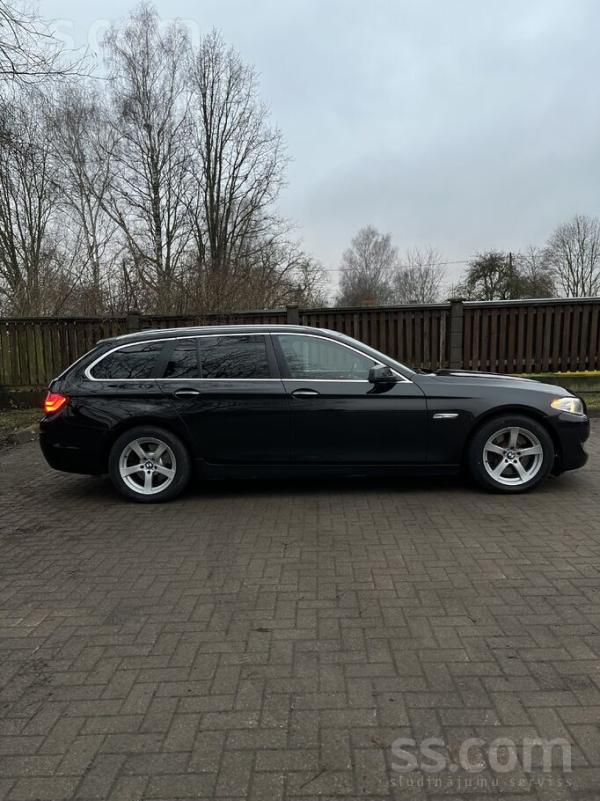 Black BMW 530 2012 in Riga, with an engine capacity of 3.00 L and mileage of 268 thousand km for 8490 €, photo 5 on AUTOMOTO.COM.LV