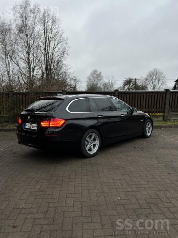 Black BMW 530 2012 in Riga, with an engine capacity of 3.00 L and mileage of 268 thousand km for 8490 €, photo 7 on AUTOMOTO.COM.LV