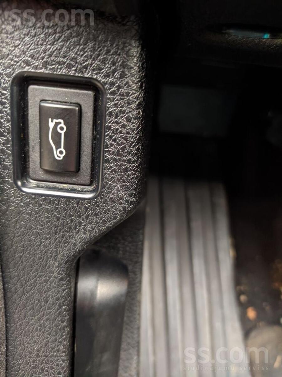 Black BMW 530 2012 in Riga, with an engine capacity of 3.00 L and mileage of 405 thousand km for 6000 €, photo 17 on AUTOMOTO.COM.LV