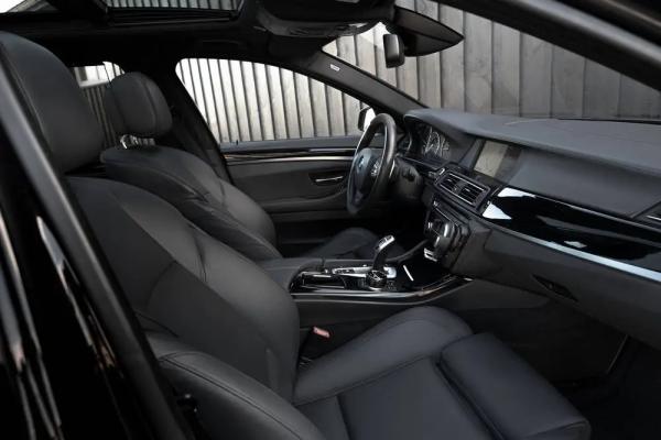 Black BMW 530 2012 in Jelgava, with an engine capacity of 3.00 L and mileage of 283 thousand km for 11900 €, photo 8 on AUTOMOTO.COM.LV