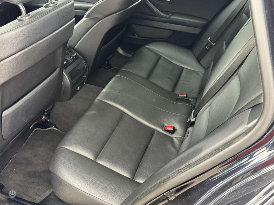 Black BMW 530 2012 in Marijampole, with an engine capacity of 2.99 L and mileage of 320 thousand km for 9500 €, photo 9 on AUTOMOTO.COM.LV