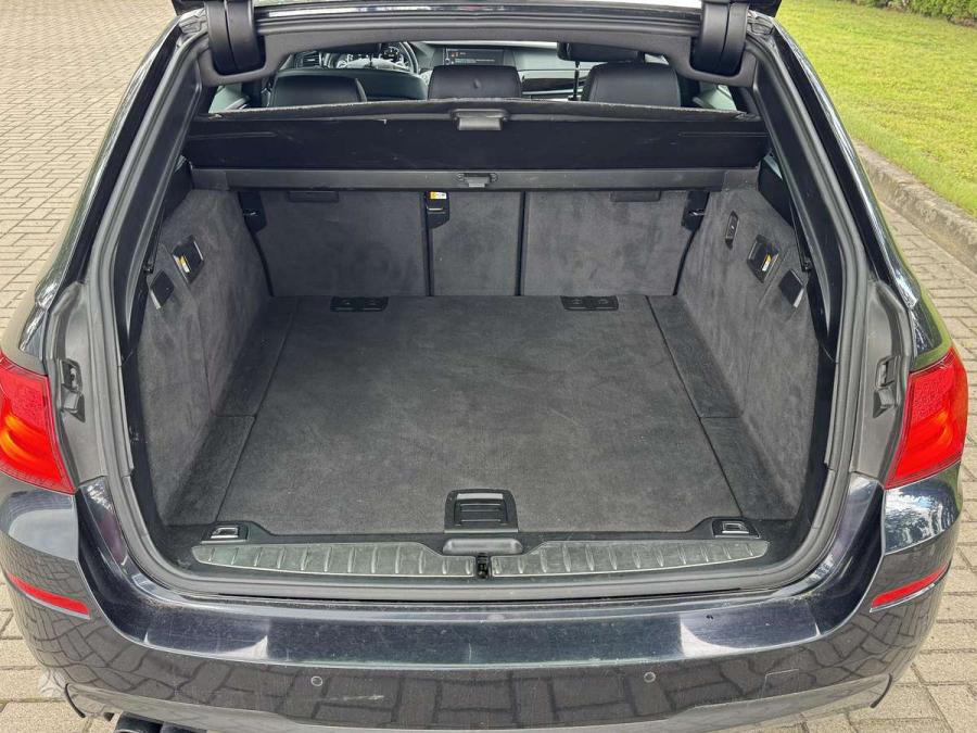 Black BMW 530 2012 in Marijampole, with an engine capacity of 2.99 L and mileage of 320 thousand km for 9500 €, photo 16 on AUTOMOTO.COM.LV