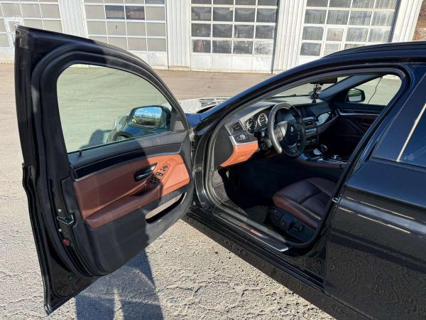Black BMW 530 2012 in Kaunas, with an engine capacity of 2.99 L and mileage of 363 thousand km for 7500 €, photo 8 on AUTOMOTO.COM.LV