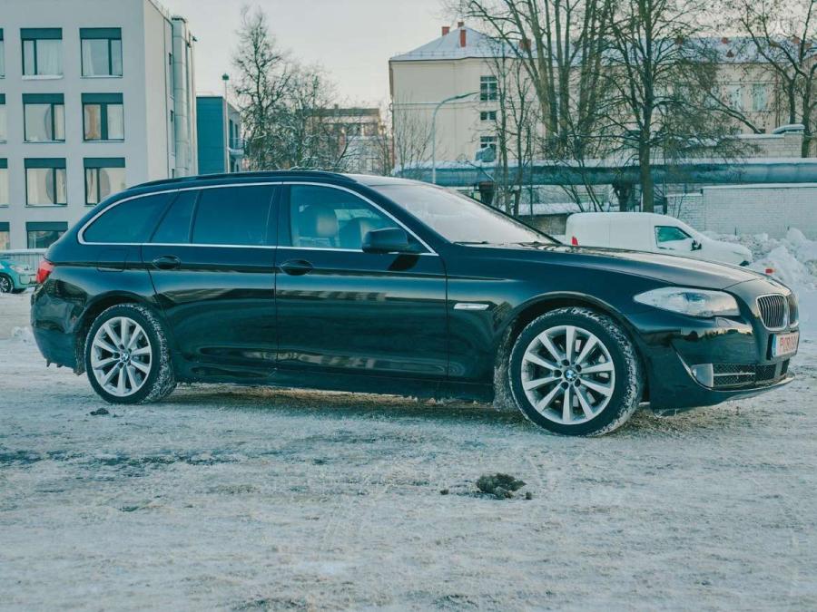 Black BMW 530 2013 in Vilnius, with an engine capacity of 2.99 L and mileage of 261 thousand km for 8250 €, photo 8 on AUTOMOTO.COM.LV