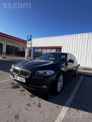 Black BMW 530 2013 in Riga, with an engine capacity of 3.00 L and mileage of 320 thousand km for 7600 €, photo 4 on AUTOMOTO.COM.LV