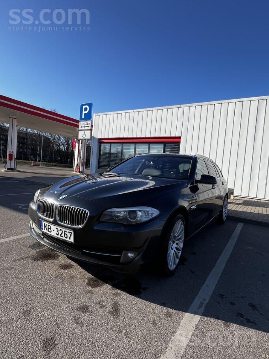 Black BMW 530 2013 in Riga, with an engine capacity of 3.00 L and mileage of 320 thousand km for 7600 €, photo 4 on AUTOMOTO.COM.LV