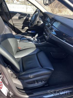 Black BMW 530 2013 in Riga, with an engine capacity of 3.00 L and mileage of 320 thousand km for 7600 €, photo 7 on AUTOMOTO.COM.LV