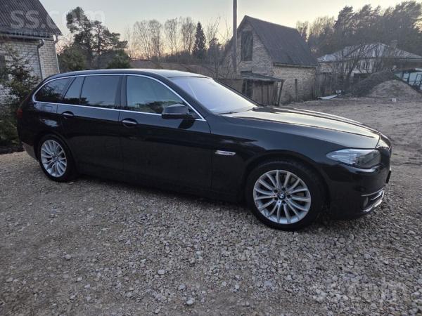 Black BMW 530 2013 in Riga, with an engine capacity of 3.00 L and mileage of 313 thousand km for 10400 €, photo 4 on AUTOMOTO.COM.LV