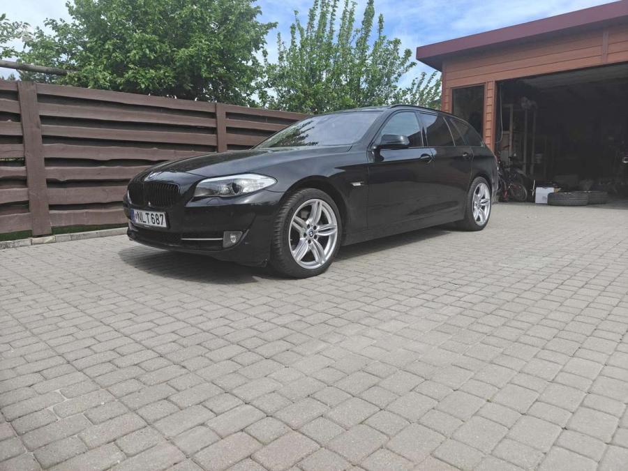 Black BMW 530 2013 in Siauliai, with an engine capacity of 2.99 L and mileage of 370 thousand km for 8000 €, photo 3 on AUTOMOTO.COM.LV