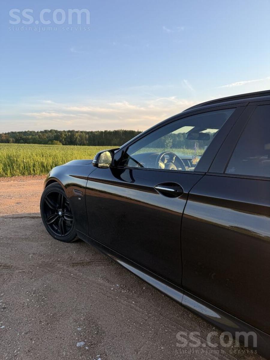 Black BMW 530 2013 in Cesis, with an engine capacity of 3.00 L and mileage of 291 thousand km for 11300 €, photo 6 on AUTOMOTO.COM.LV
