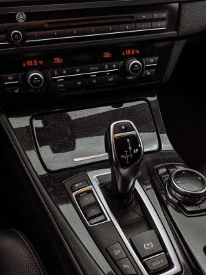 Black BMW 530 2013 in Vilnius, with an engine capacity of 2.99 L and mileage of 236 thousand km for 12500 €, photo 27 on AUTOMOTO.COM.LV