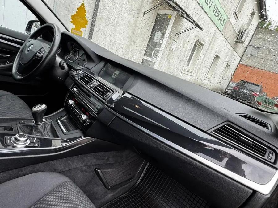 Black BMW 530 2013 in Daugavpils, with an engine capacity of 3.00 L and mileage of 268 thousand km for 6490 €, photo 15 on AUTOMOTO.COM.LV