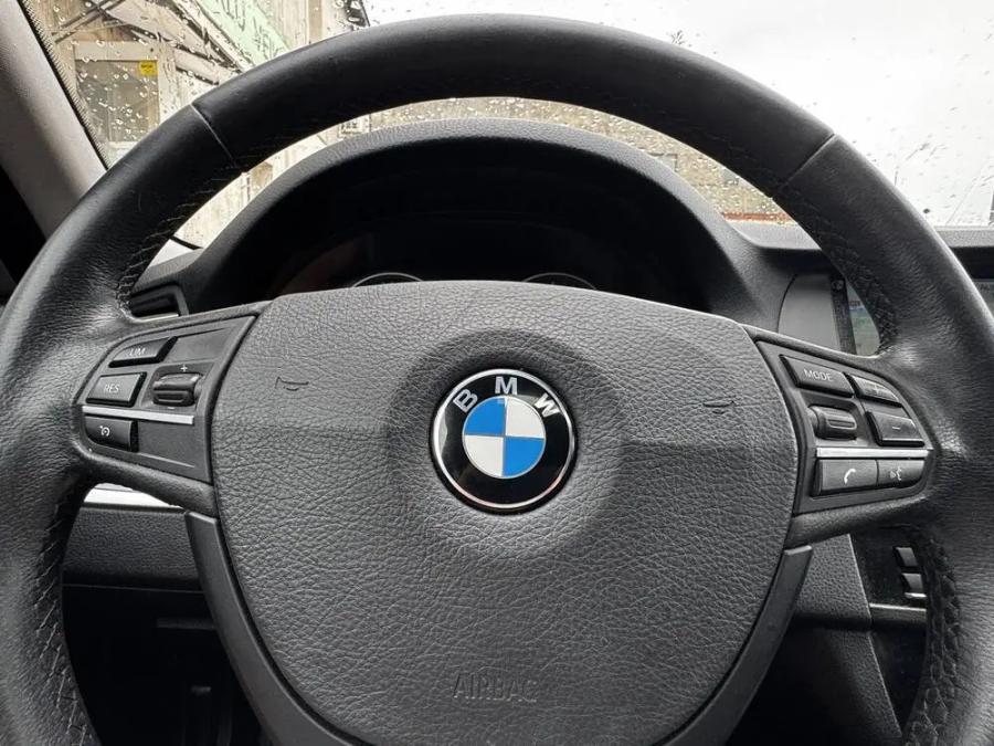 Black BMW 530 2013 in Daugavpils, with an engine capacity of 3.00 L and mileage of 268 thousand km for 6490 €, photo 19 on AUTOMOTO.COM.LV