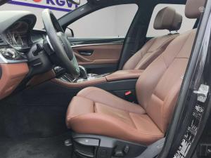 Black BMW 530 2013 in Vilnius, with an engine capacity of 3.00 L and mileage of 274 thousand km for 11499 €, photo 15 on AUTOMOTO.COM.LV