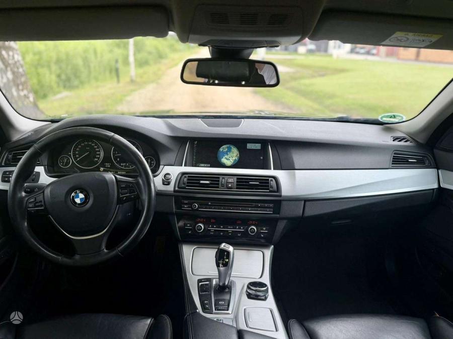 Black BMW 530 2014 in Siauliai, with an engine capacity of 2.99 L and mileage of 284 thousand km for 10999 €, photo 3 on AUTOMOTO.COM.LV