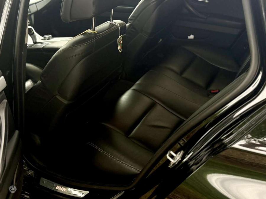 Black BMW 530 2014 in Siauliai, with an engine capacity of 2.99 L and mileage of 284 thousand km for 10999 €, photo 10 on AUTOMOTO.COM.LV