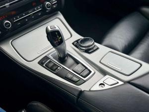 Black BMW 530 2014 in Siauliai, with an engine capacity of 2.99 L and mileage of 284 thousand km for 10999 €, photo 16 on AUTOMOTO.COM.LV