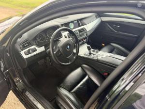 Black BMW 530 2014 in Siauliai, with an engine capacity of 2.99 L and mileage of 284 thousand km for 10999 €, photo 20 on AUTOMOTO.COM.LV