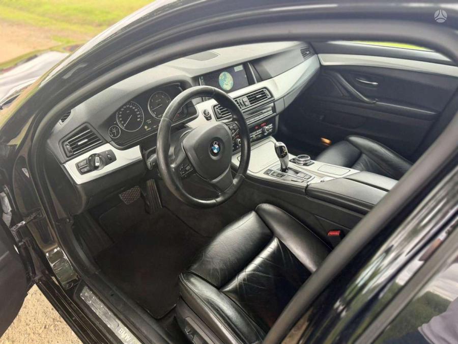 Black BMW 530 2014 in Siauliai, with an engine capacity of 2.99 L and mileage of 284 thousand km for 10999 €, photo 20 on AUTOMOTO.COM.LV