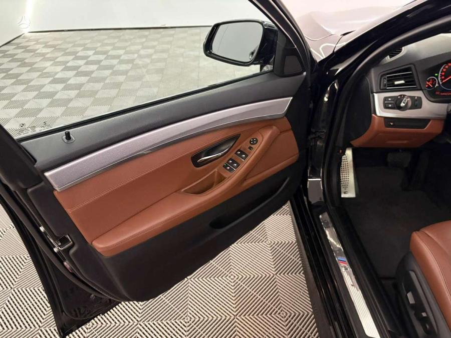 Melns BMW 530 2014 Marijampole, ar dzinēja tilpumu 2.99 L un nobraukumu 291 tūkst. km par 11999 €, foto 25 vietnē AUTOMOTO.COM.LV