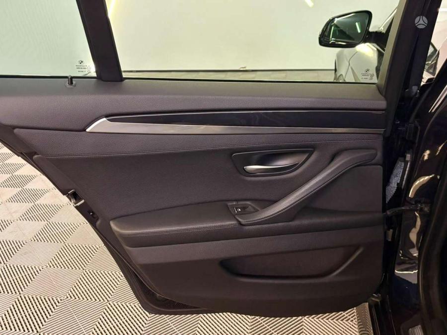 Black BMW 530 2014 in Marijampole, with an engine capacity of 2.99 L and mileage of 241 thousand km for 12650 €, photo 29 on AUTOMOTO.COM.LV
