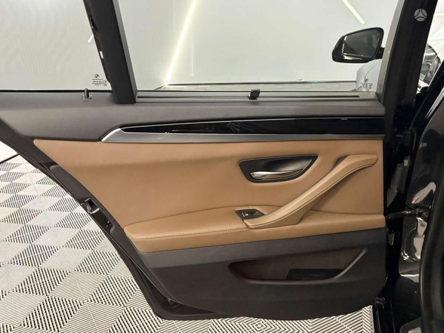Black BMW 530 2015 in Marijampole, with an engine capacity of 2.99 L and mileage of 250 thousand km for 13650 €, photo 12 on AUTOMOTO.COM.LV