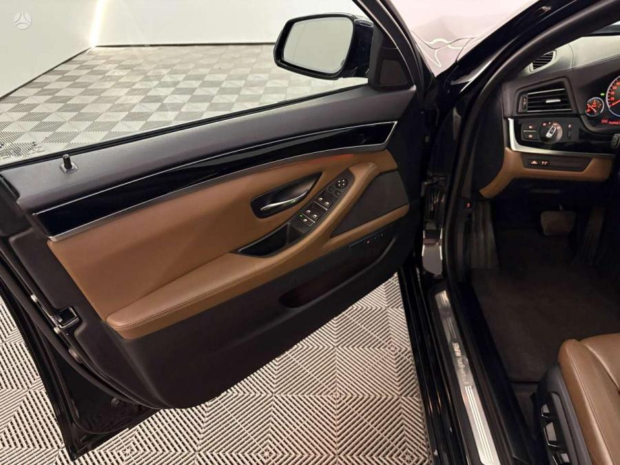 Black BMW 530 2015 in Marijampole, with an engine capacity of 2.99 L and mileage of 250 thousand km for 13650 €, photo 15 on AUTOMOTO.COM.LV