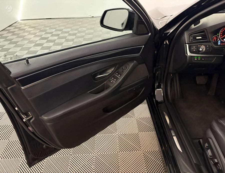 Black BMW 530 2015 in Marijampole, with an engine capacity of 2.99 L and mileage of 308 thousand km for 11350 €, photo 8 on AUTOMOTO.COM.LV