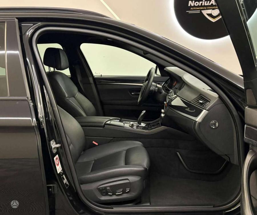 Black BMW 530 2015 in Marijampole, with an engine capacity of 2.99 L and mileage of 308 thousand km for 10950 €, photo 20 on AUTOMOTO.COM.LV