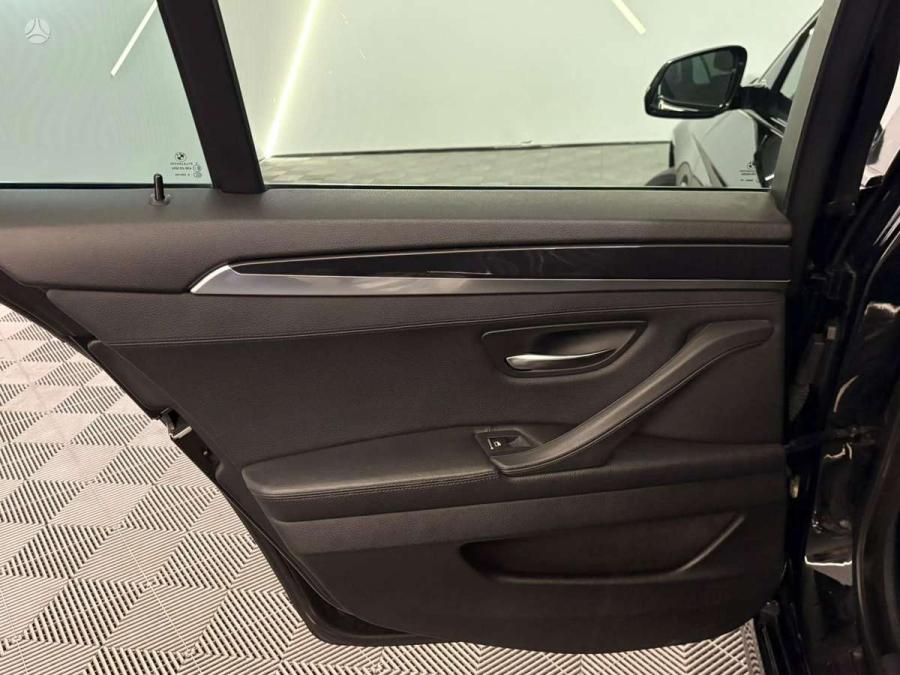 Black BMW 530 2015 in Marijampole, with an engine capacity of 2.99 L and mileage of 308 thousand km for 10950 €, photo 27 on AUTOMOTO.COM.LV