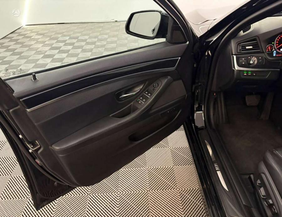 Black BMW 530 2015 in Marijampole, with an engine capacity of 2.99 L and mileage of 308 thousand km for 10950 €, photo 29 on AUTOMOTO.COM.LV