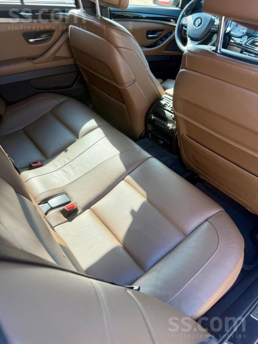 Black BMW 530 2015 in Riga, with an engine capacity of 3.00 L and mileage of 318 thousand km for 15300 €, photo 11 on AUTOMOTO.COM.LV