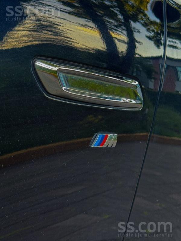 Black BMW 530 2015 in Riga, with an engine capacity of 3.00 L and mileage of 299 thousand km for 11490 €, photo 3 on AUTOMOTO.COM.LV