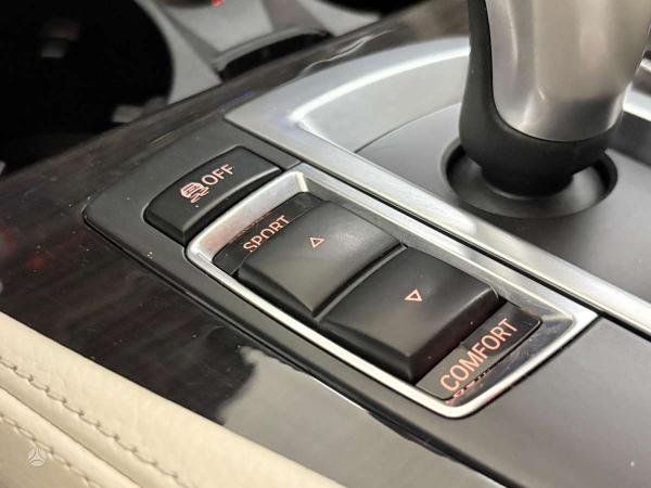 Black BMW 530 2015 in Marijampole, with an engine capacity of 2.99 L and mileage of 213 thousand km for 11850 €, photo 11 on AUTOMOTO.COM.LV